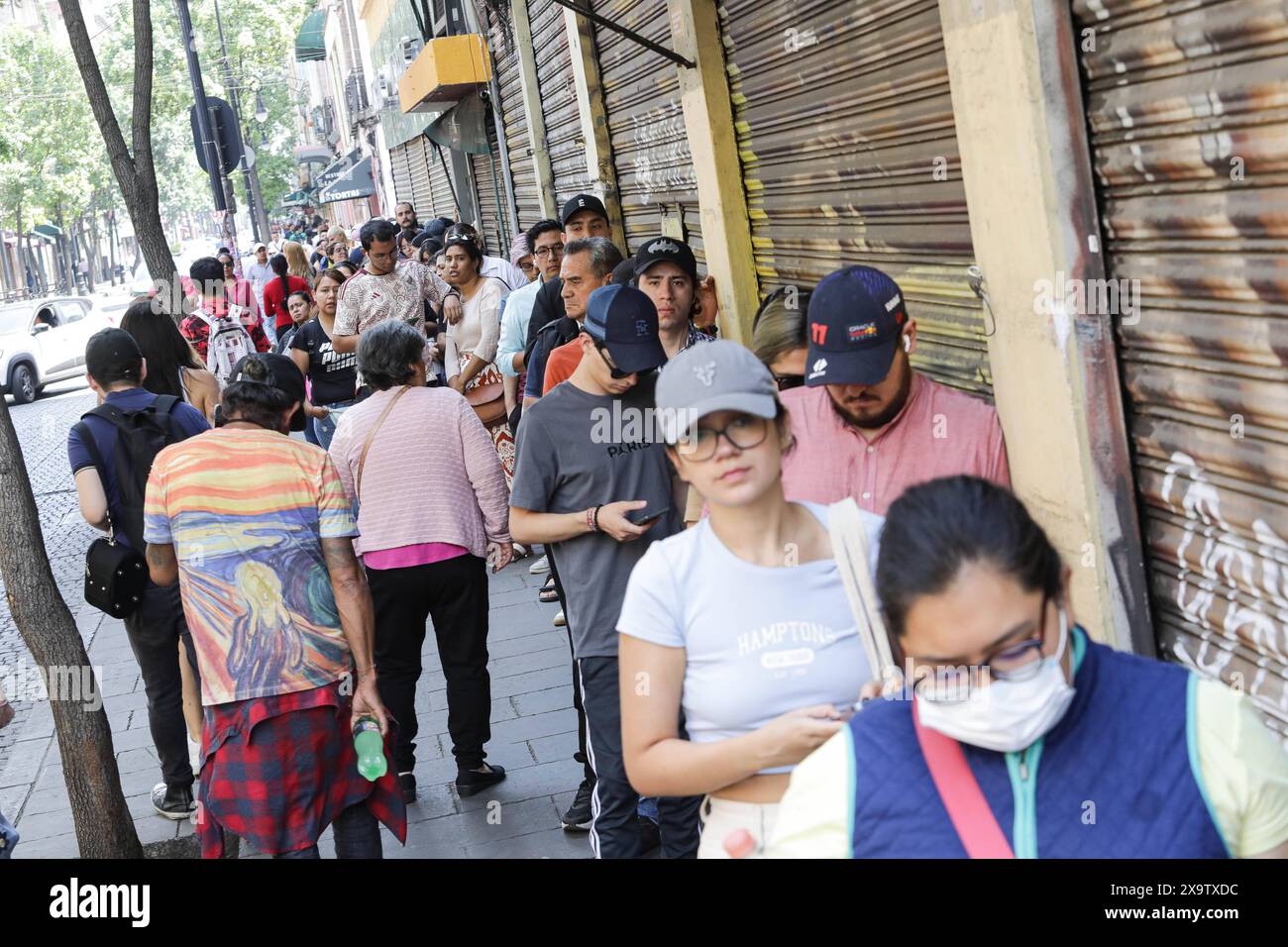 2024 Mexico General Elections Mexican citizens line up to casting their ...