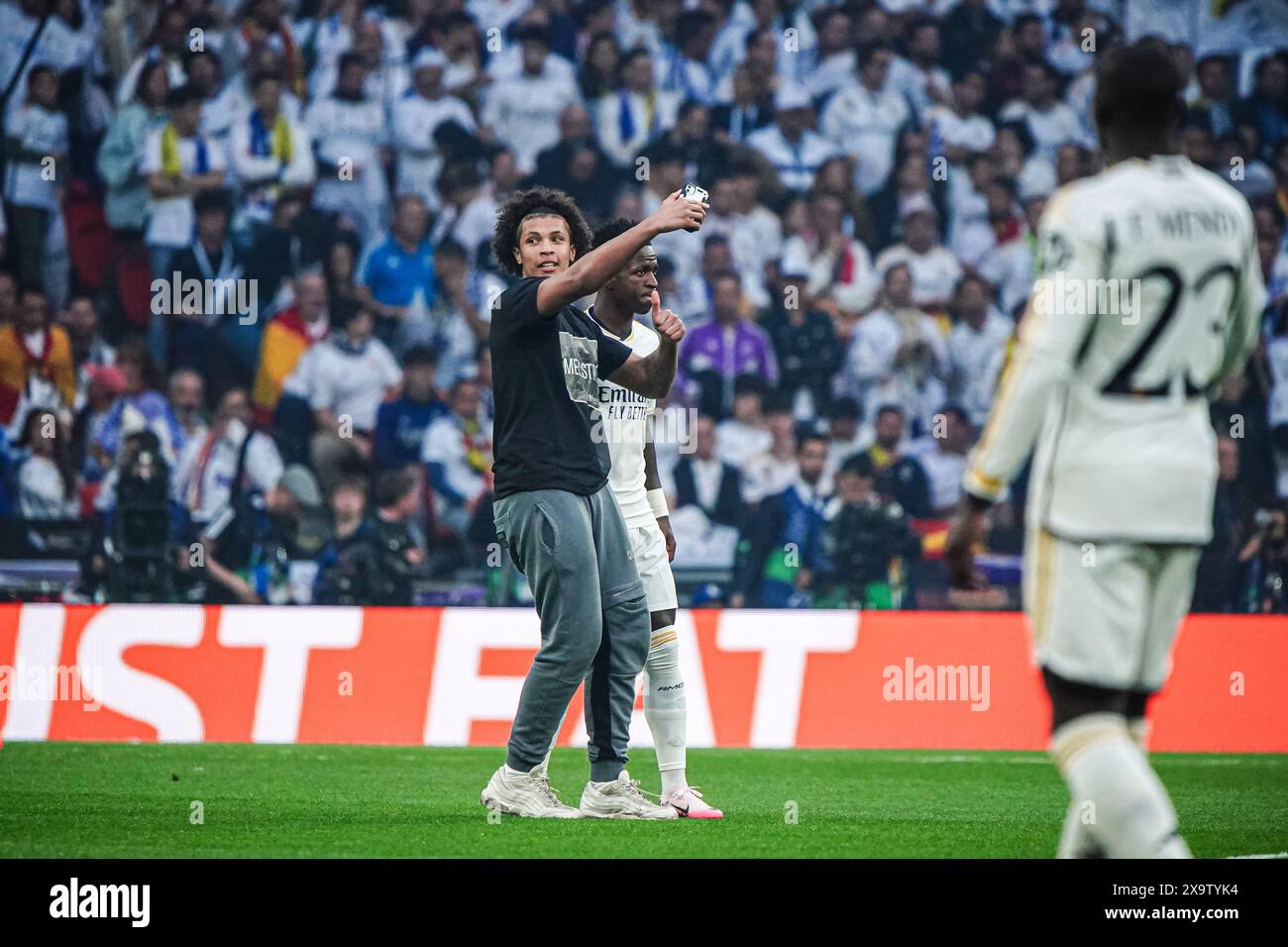 Flitzer laeuft aufs Spielfeld zu Vinicius Junior (Real Madrid, #07) und ...