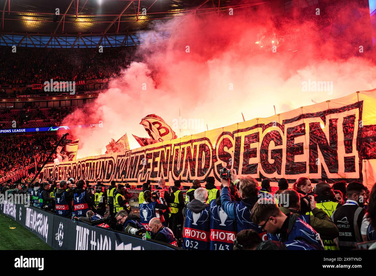 Pyrotechnik/Begalo Fans/Ultras Borussia Dortmund ENG, Borussia Dortmund ...
