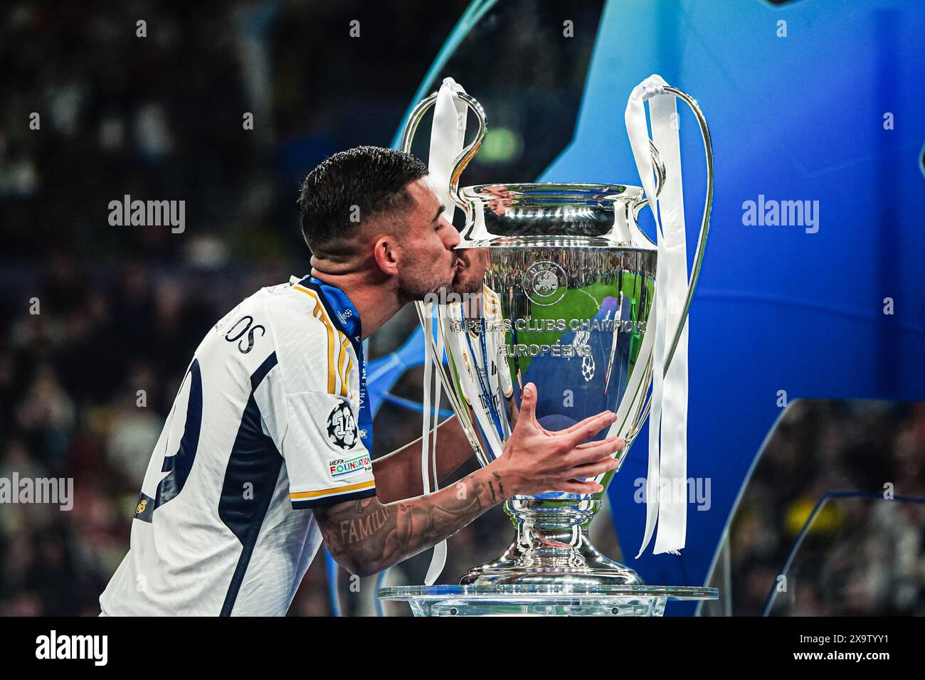 Dani Ceballos (Real Madrid, #19) mit Champions League Pokal ENG, Borussia Dortmund vs. Real ...