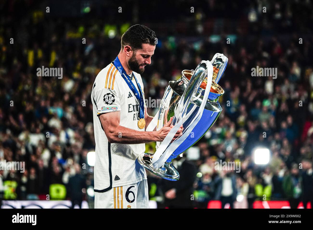Nacho Fernandez (Real Madrid, #06) mit Champions League Pokal ENG ...