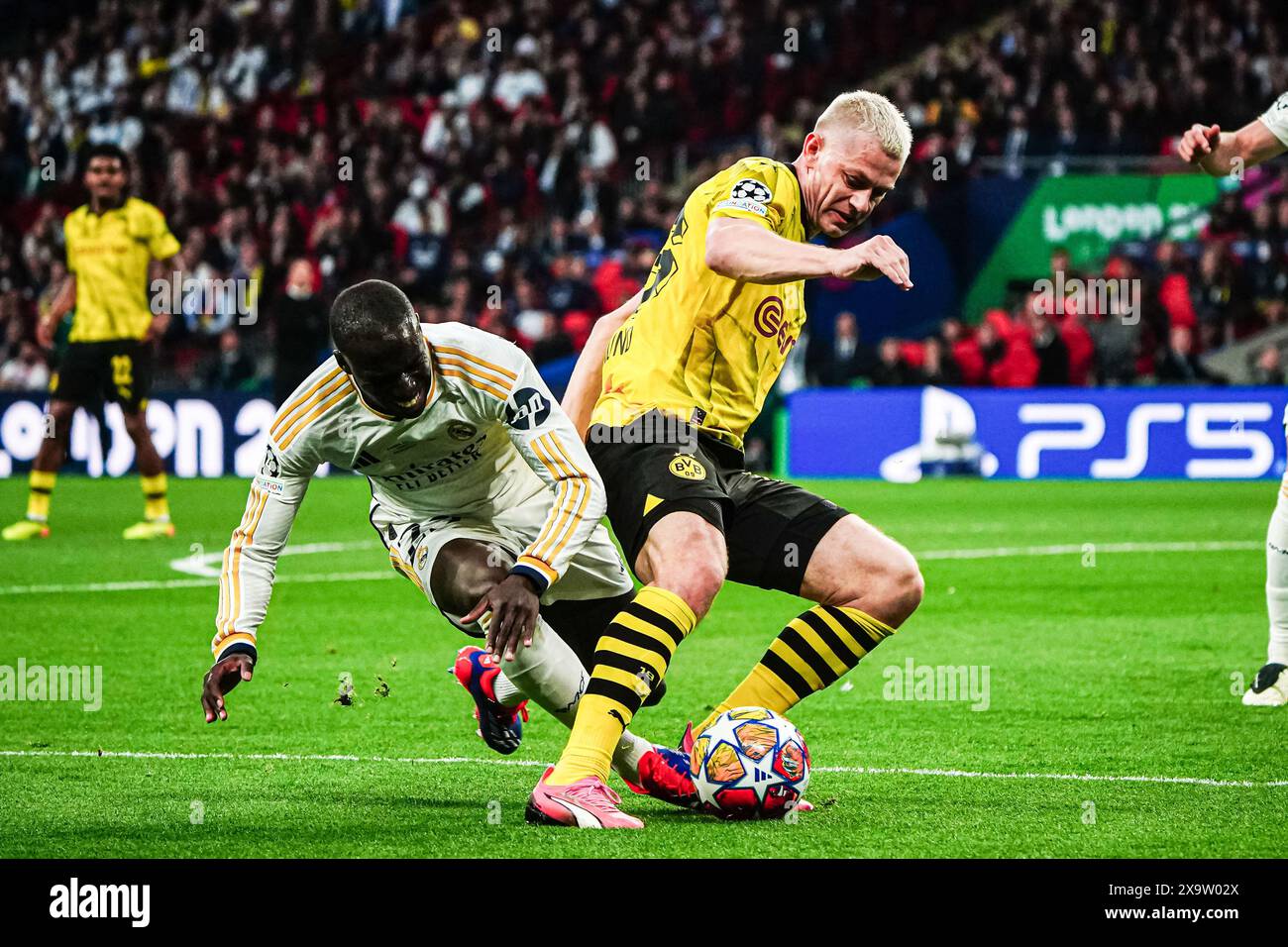 Ferland Mendy (Real Madrid, #23), Julian Ryerson (Borussia Dortmund ...