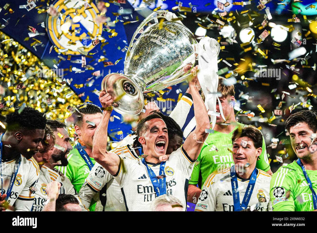 Joselu (Real Madrid, #14) mit Champions League Pokal ENG, Borussia ...