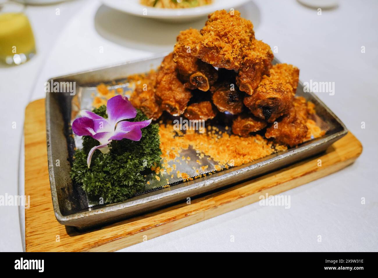Chinese cuisine. Deep-fried pork Spare ribs with garlic Stock Photo - Alamy
