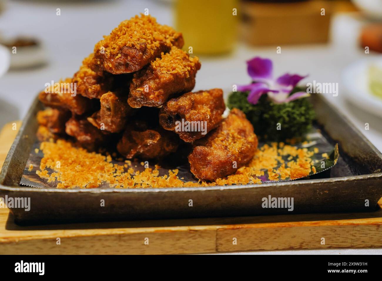 Chinese cuisine. Deep-fried pork Spare ribs with garlic Stock Photo - Alamy