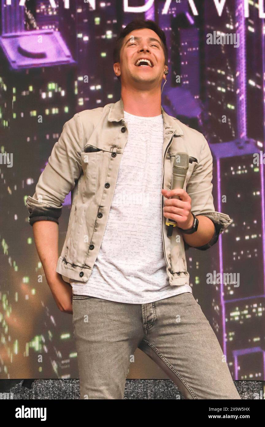 Julian David live auf der Schlagebühne beim Corso Leopold ...