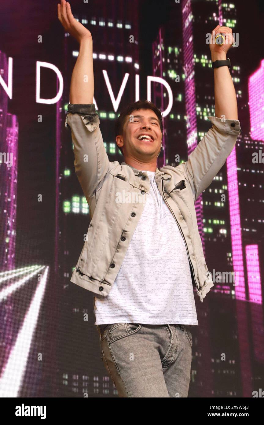 Julian David live auf der Schlagebühne beim Corso Leopold ...