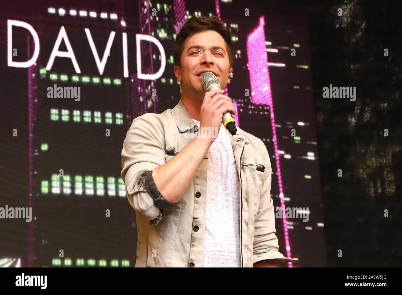 Julian David live auf der Schlagebühne beim Corso Leopold ...