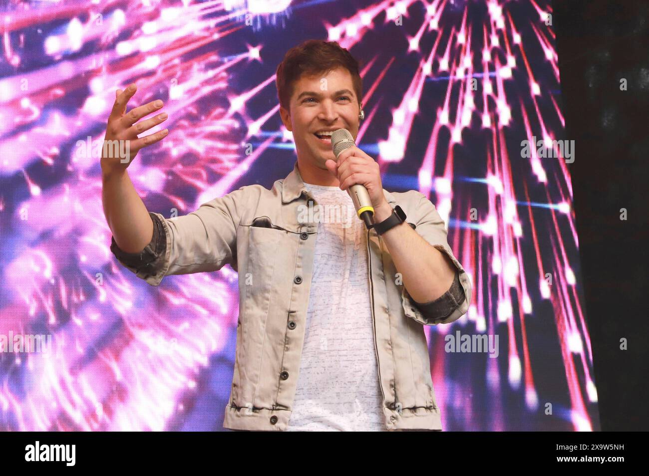 Julian David live auf der Schlagebühne beim Corso Leopold ...