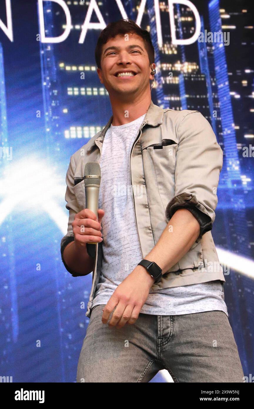 Julian David live auf der Schlagebühne beim Corso Leopold ...