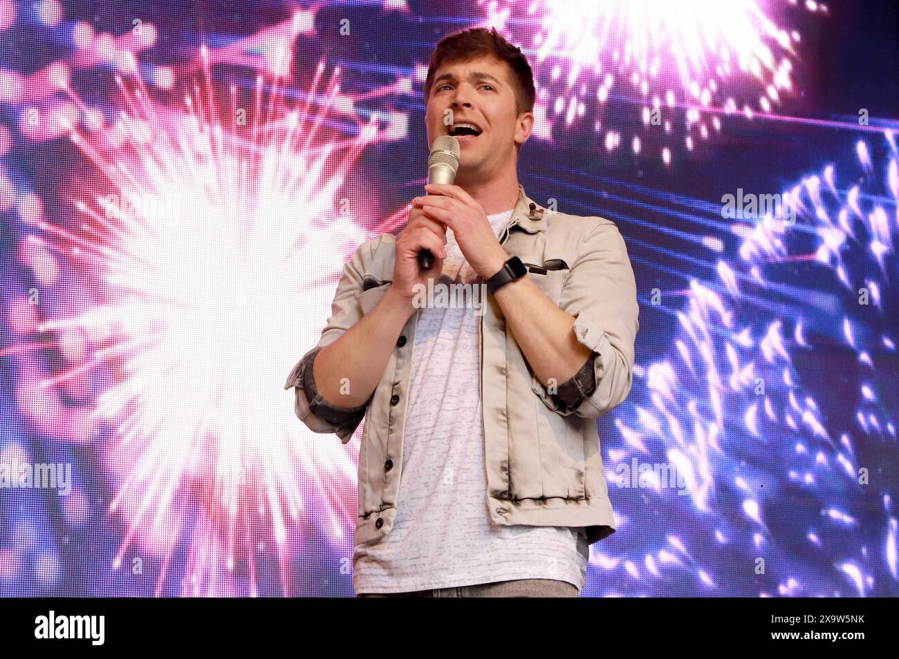 Julian David live auf der Schlagebühne beim Corso Leopold ...