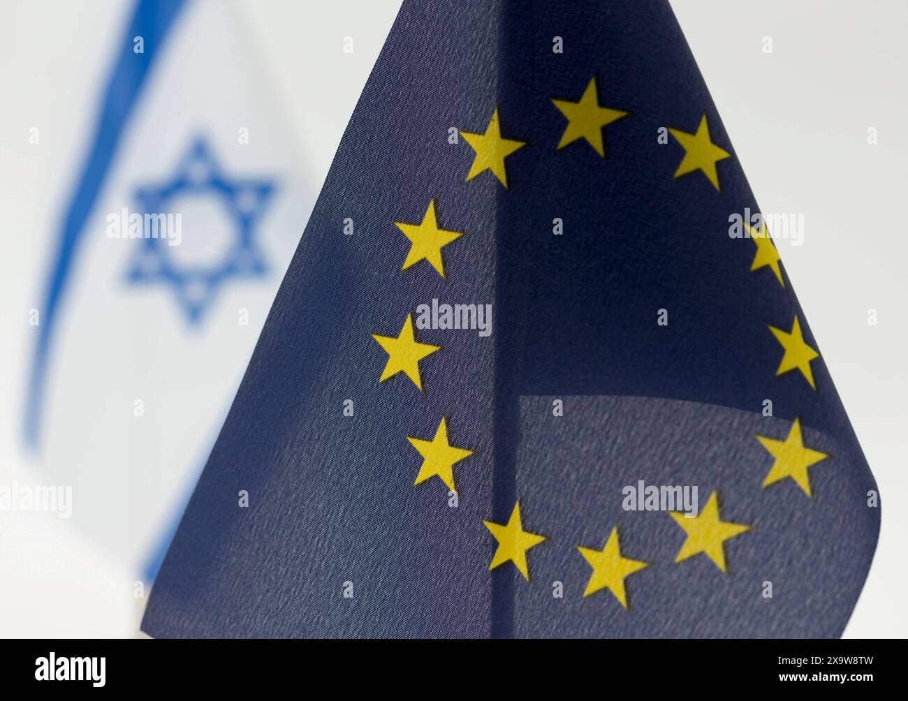 Die Fahnen / Flaggen von Israel und EU / Europaeische Union Europäische Union , 27.05.2024 The ...