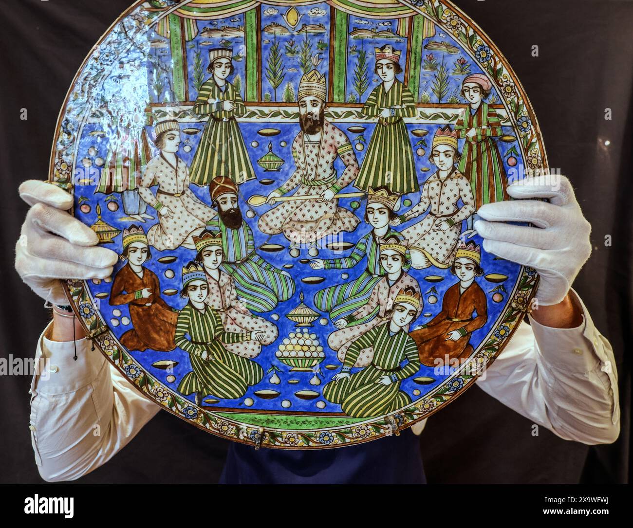 Large circular scene surrounded hi-res stock photography and images - Alamy