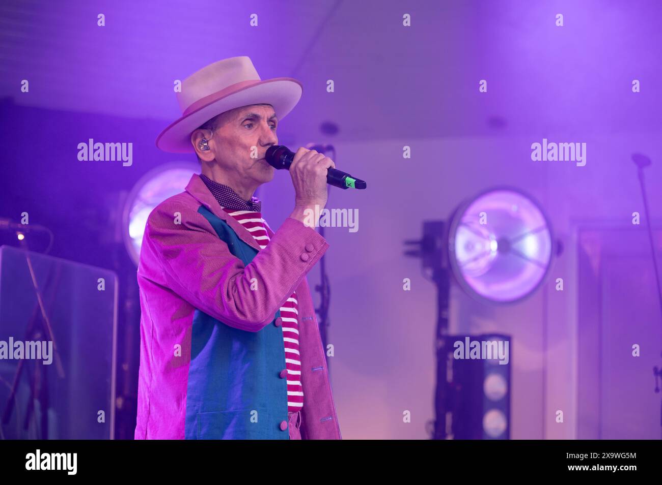 Kevin Rowland of Dexys performing at Kelvingrove Bandstand in Glasgow ...