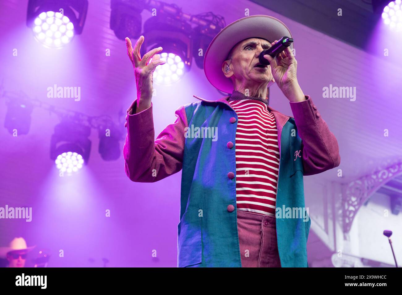Kevin Rowland of Dexys performing at Kelvingrove Bandstand in Glasgow ...