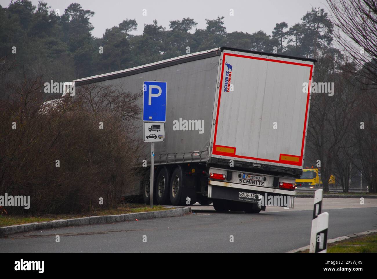 LKW-Sattelzug, Falschparker. Parken auf einem Autobahn-Rastplatz ...