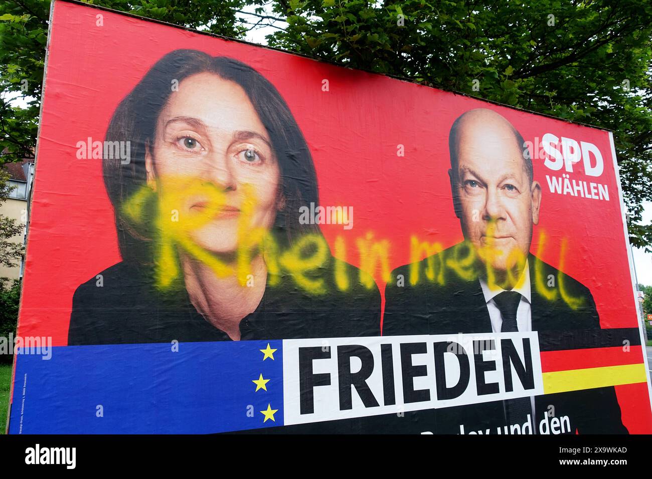 EU-Wahlplakat der Partei SPD mit Schriftzug Rheinmetall übermalt - Wahl ...