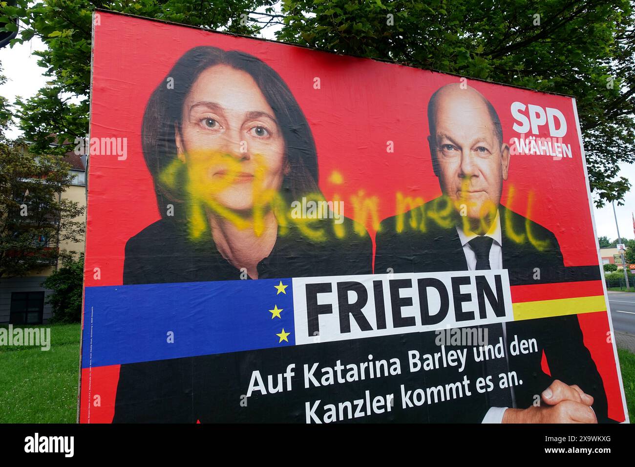 EU-Wahlplakat der Partei SPD mit Schriftzug Rheinmetall übermalt - Wahl ...