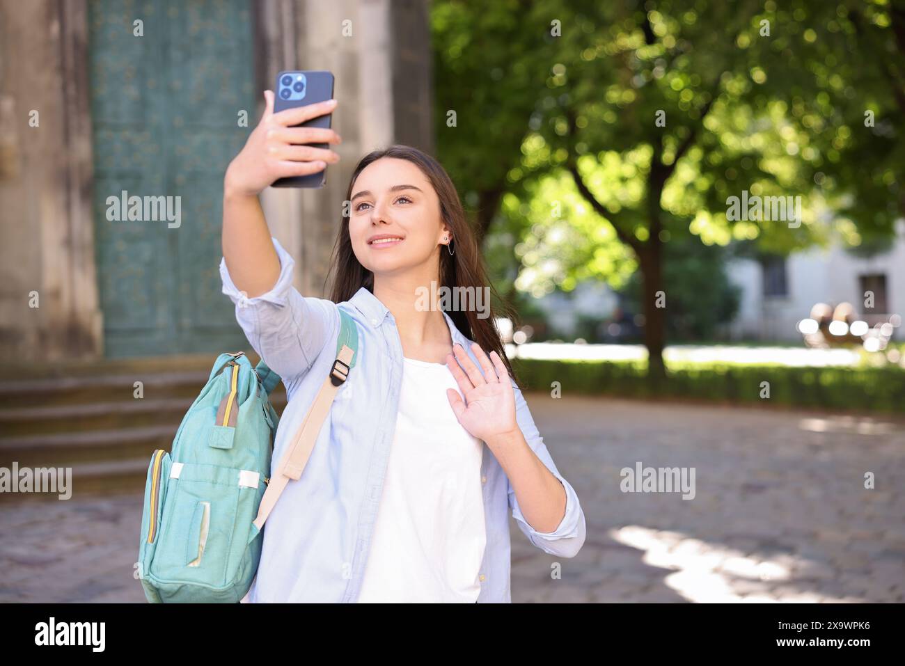 Portrait young beautiful traveler hi-res stock photography and images ...