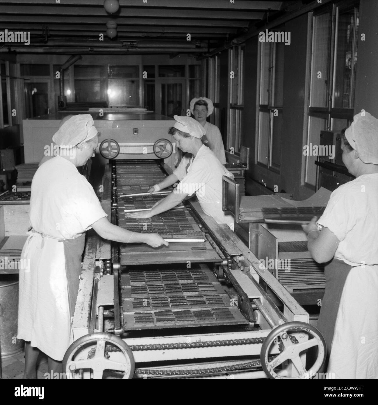 Current 07- 1945: Chocolate is coming back. Here from Freia chocolate ...