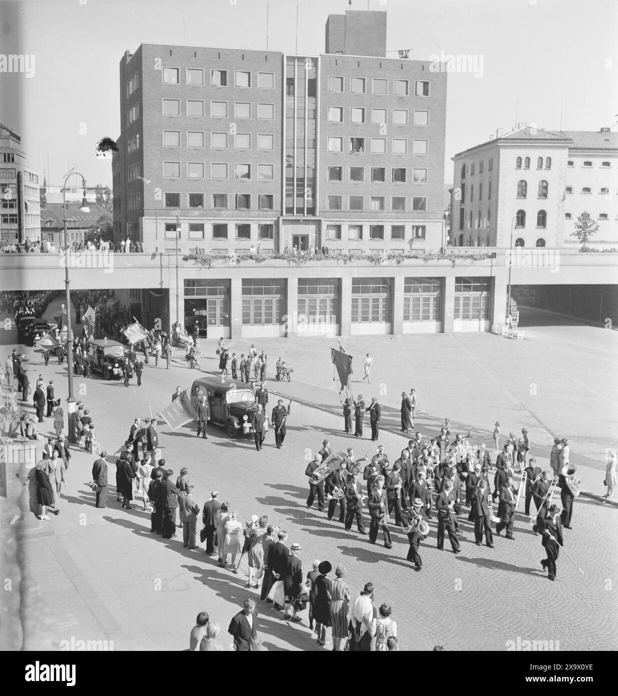 Actual 04- 1945: Hansteen and Wikstrøm rest at Wergeland's grave. The ...