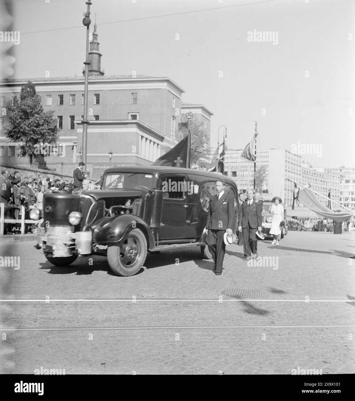 Actual 04- 1945: Hansteen and Wikstrøm rest at Wergeland's grave. The ...