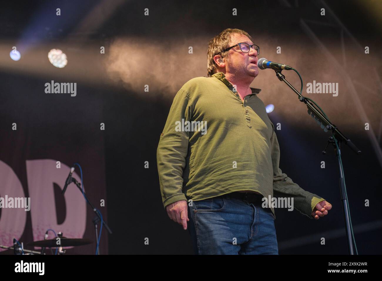 Singer Simon Fowler of Ocean Colour Scene performing at Wychwood ...