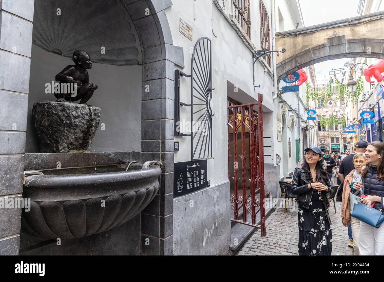 The Jeanneke Pis statue of a girl urinating in Brussels, the Belgian ...