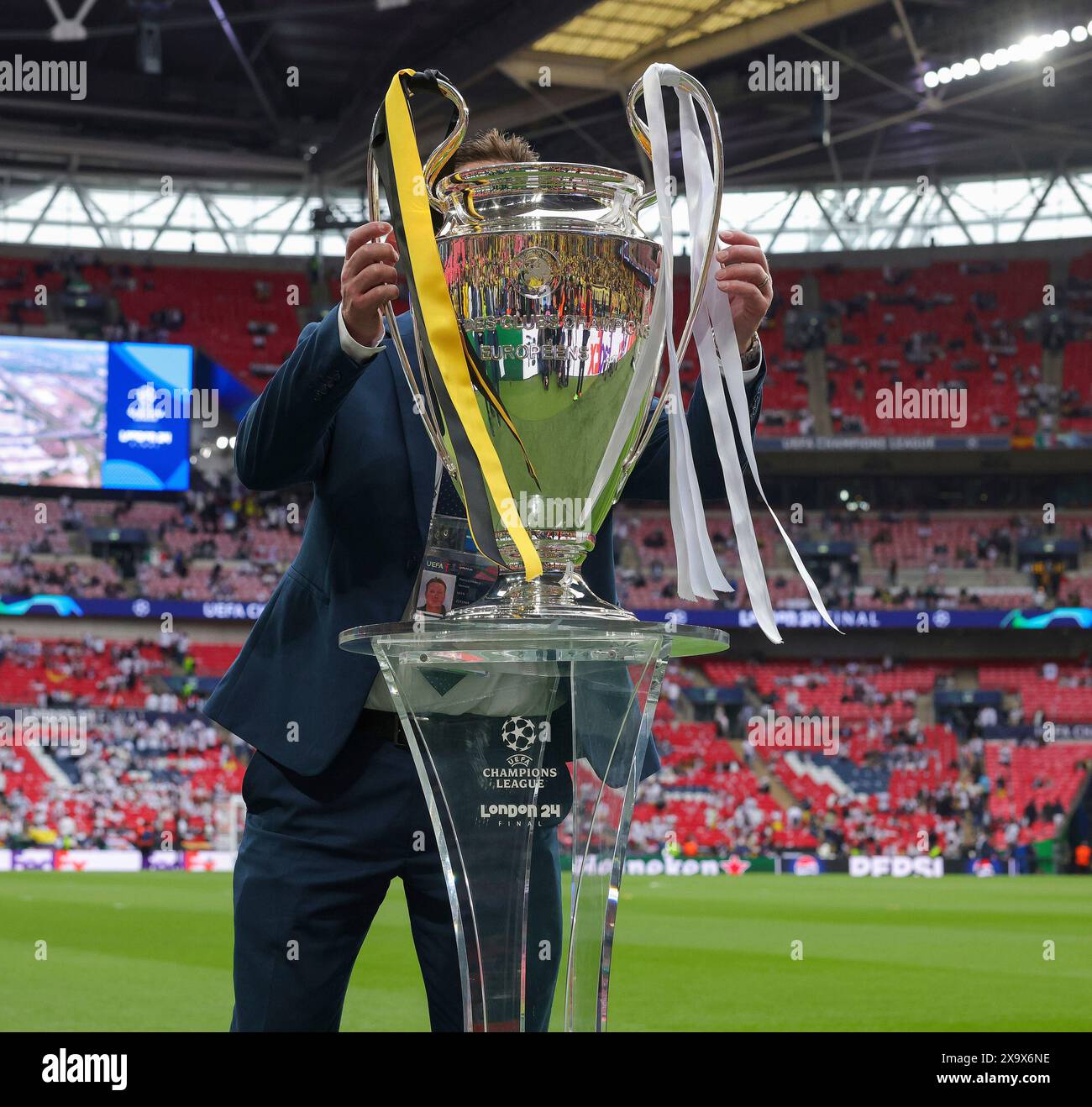 Ucl trophy hi-res stock photography and images - Alamy