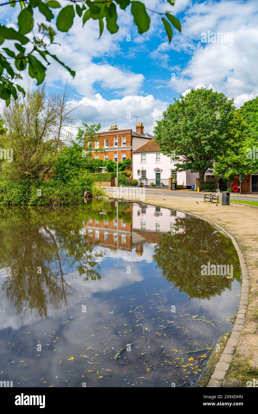 England village duck pond hi-res stock photography and images - Alamy