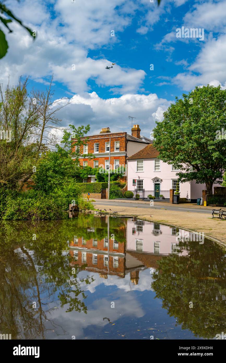 England village duck pond hi-res stock photography and images - Alamy