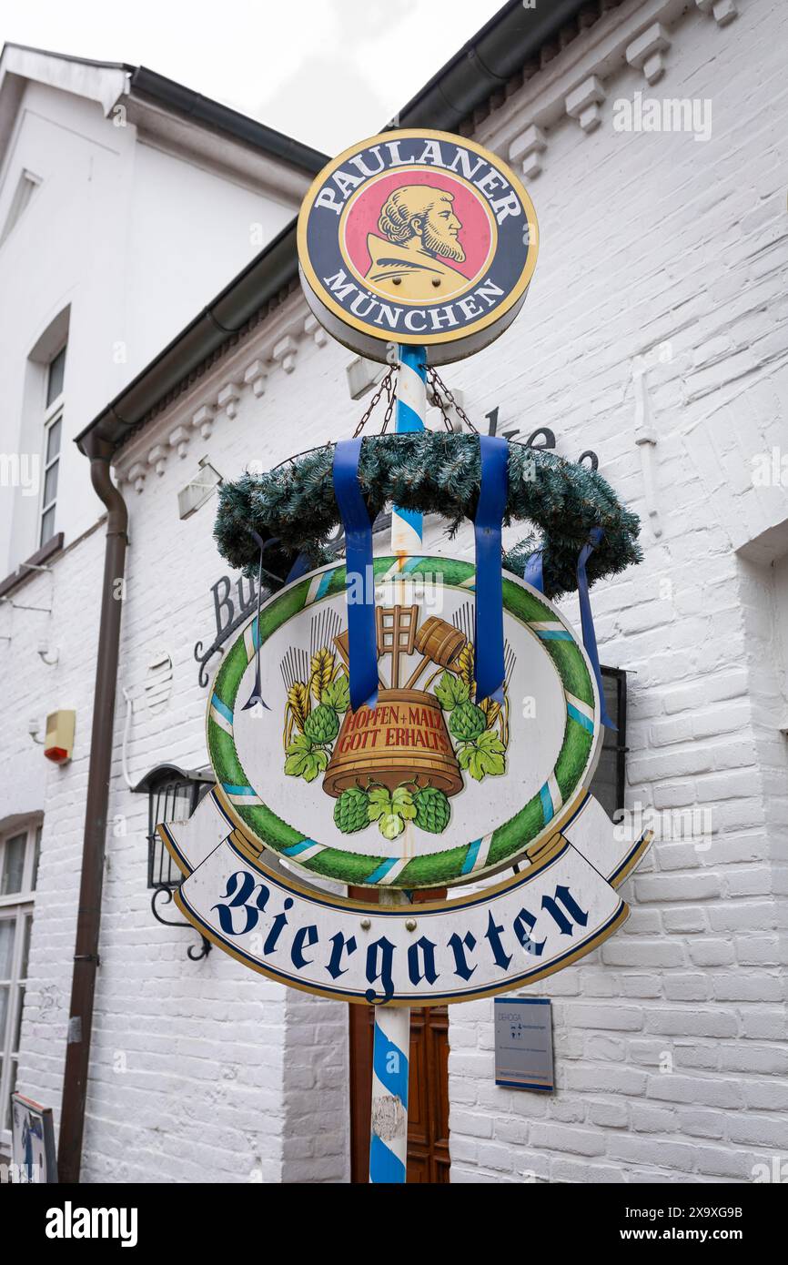 Beer garden sign hi-res stock photography and images - Alamy