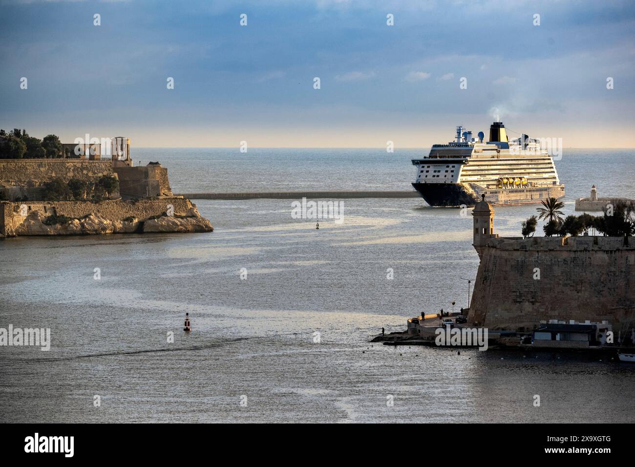 Cruise liner entering the Valletta harbour in Malta Stock Photo - Alamy