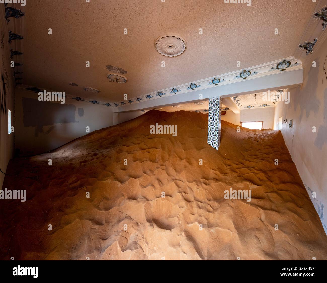 Al Madam abandoned desert village Stock Photo - Alamy