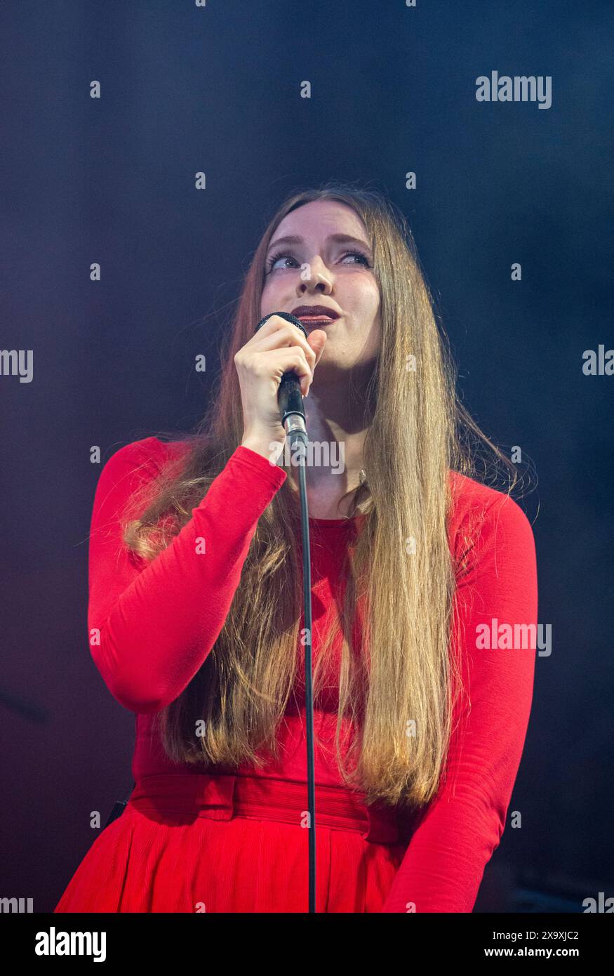 Vocalist Florence Shaw of post punk British band Drycleaning playing ...