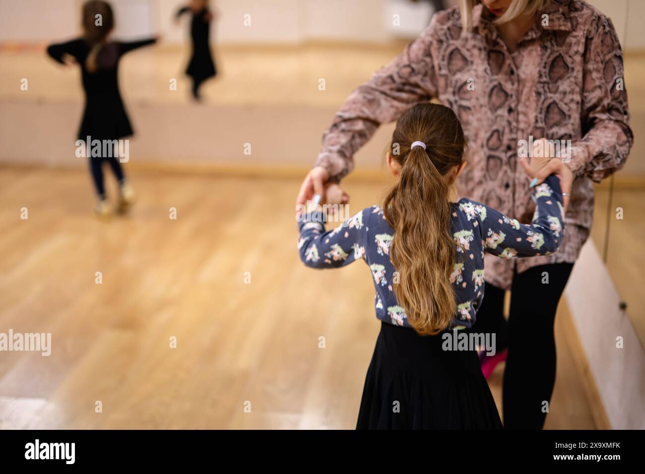 Kids learning dance hi-res stock photography and images - Alamy
