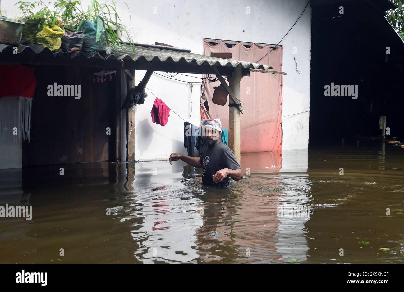 (240603) -- COLOMBO, June 3, 2024 (Xinhua) -- A house is seen flooded ...
