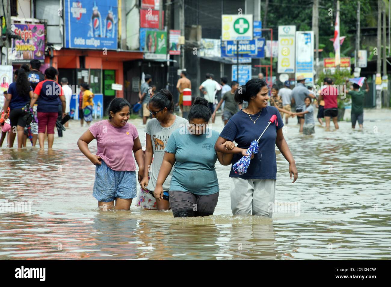 (240603) -- COLOMBO, June 3, 2024 (Xinhua) -- Residents wade through a ...