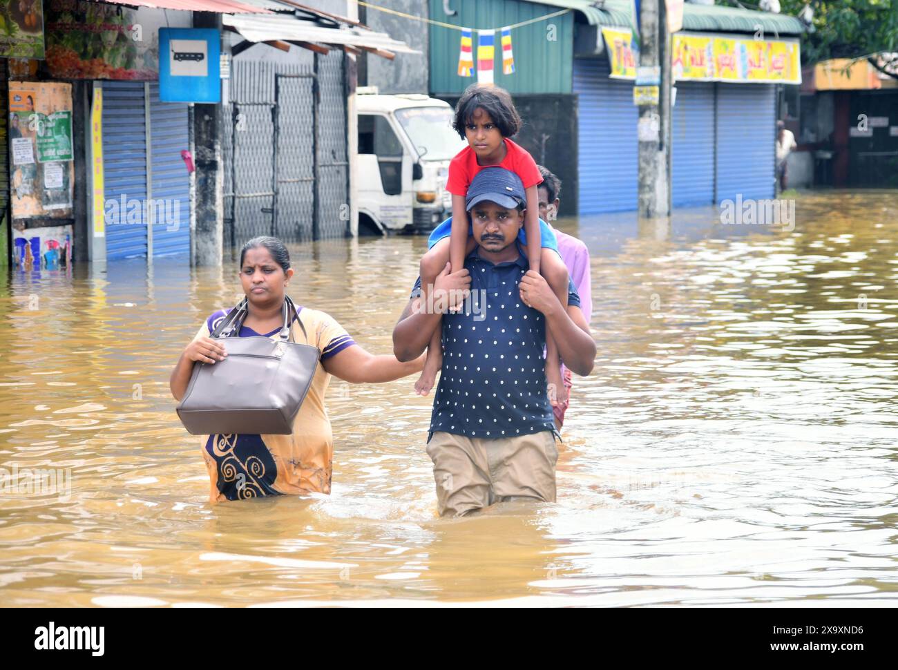 (240603) -- COLOMBO, June 3, 2024 (Xinhua) -- Residents wade through a flooded street after ...