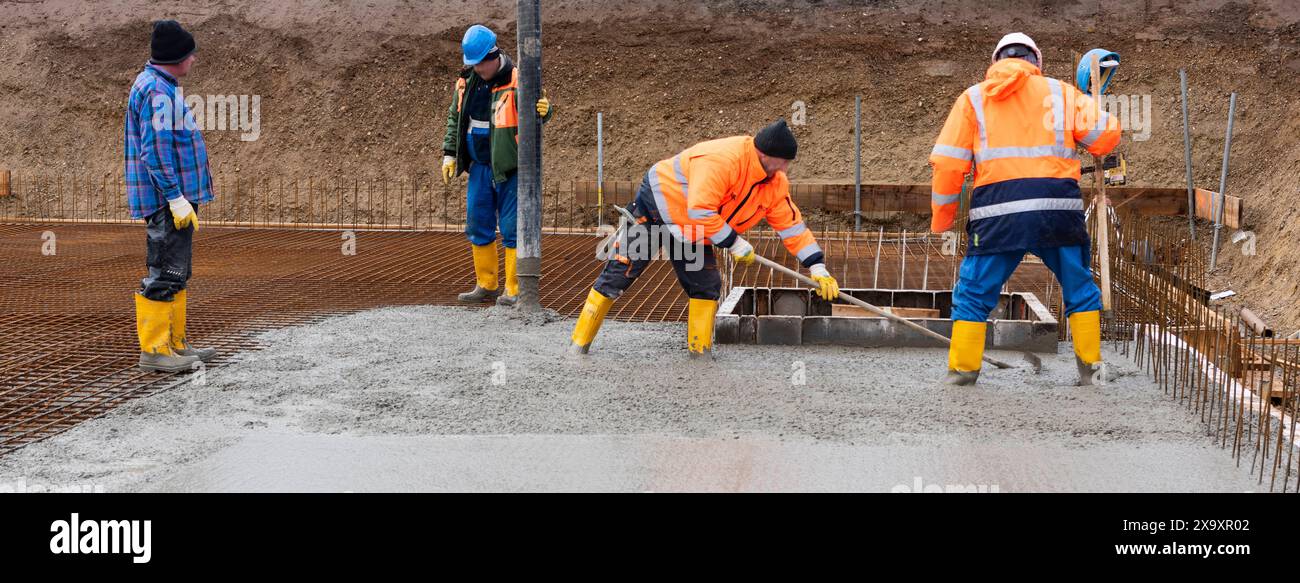 Betonieren von einem Fundament Bauarbeiter betonieren auf Baustahl ein ...