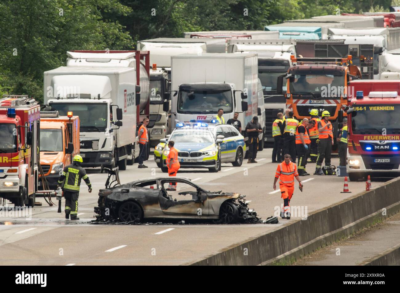 Ein Auto ist auf der Autobahn 67 zwischen Viernheim und Lorsch in ...