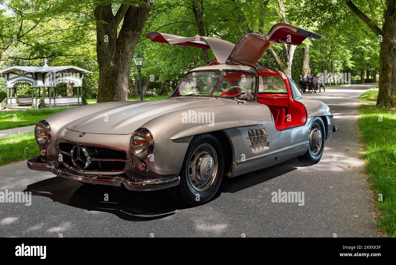 Mercedes Benz 300 SL Coupé (1955). Mercedes Benz Museum, Mercedes-Benz ...