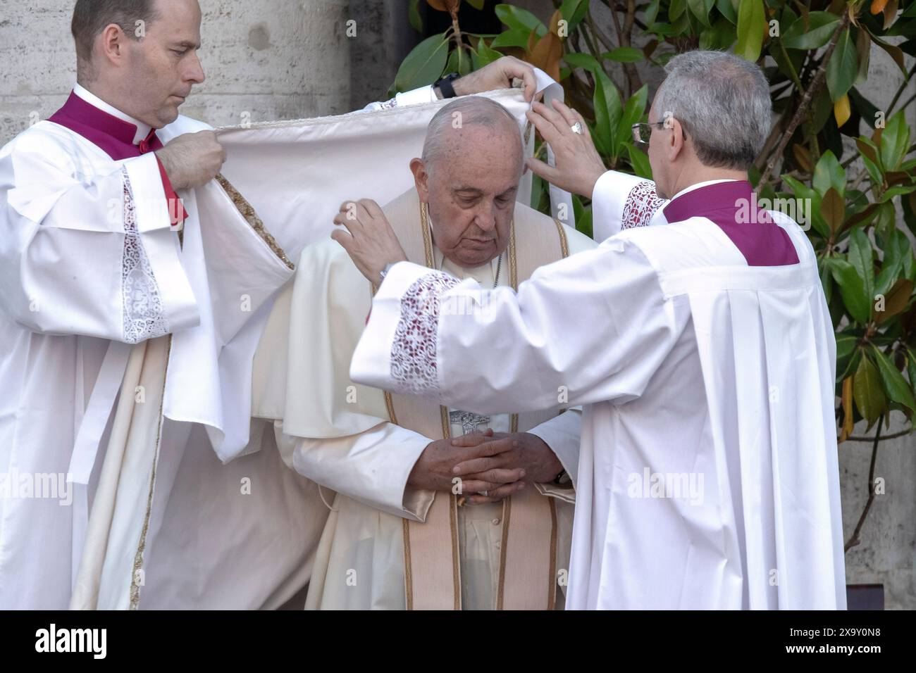 Rome, italy, 2 June, 2024. Pope Francis concludes the celebration of ...