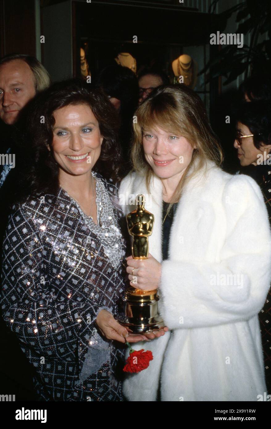 Sissy Spacek and Loretta Lynn with Spacek's Oscar for her portrayal as ...