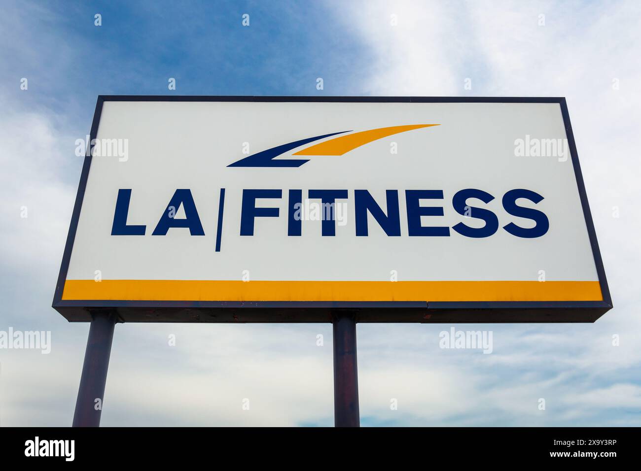 ST PAUL, NM, USA - JUNE 2, 2024:LA Fitness Exercise Club sign and ...