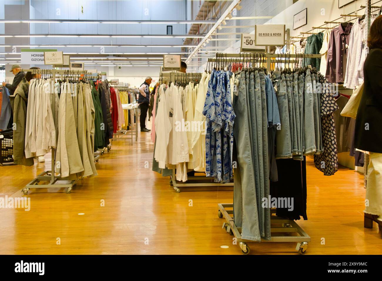 Shoppers in El Corte Ingles outlet clothes warehouse shop Barakaldo ...