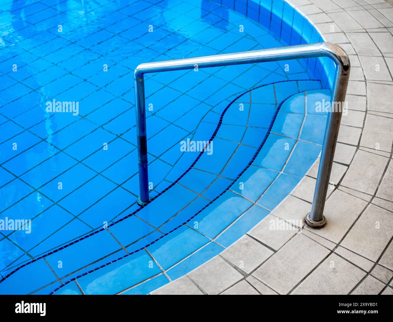 Curved swimming pool hi-res stock photography and images - Alamy