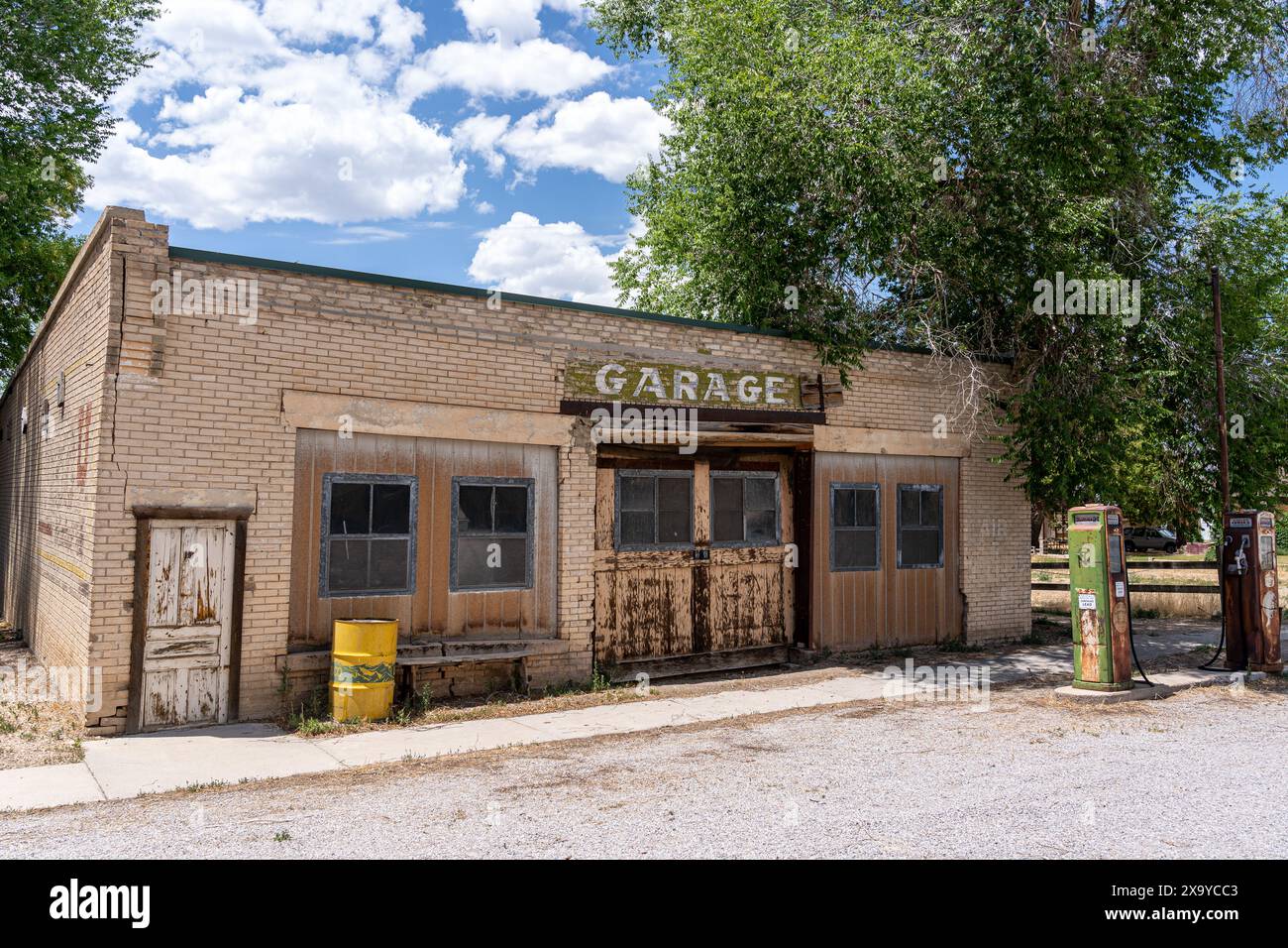 Old vintage gas station with garage on the side of the road Stock Photo ...