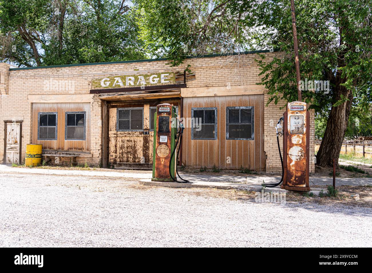 Old vintage gas station with garage on the side of the road Stock Photo ...