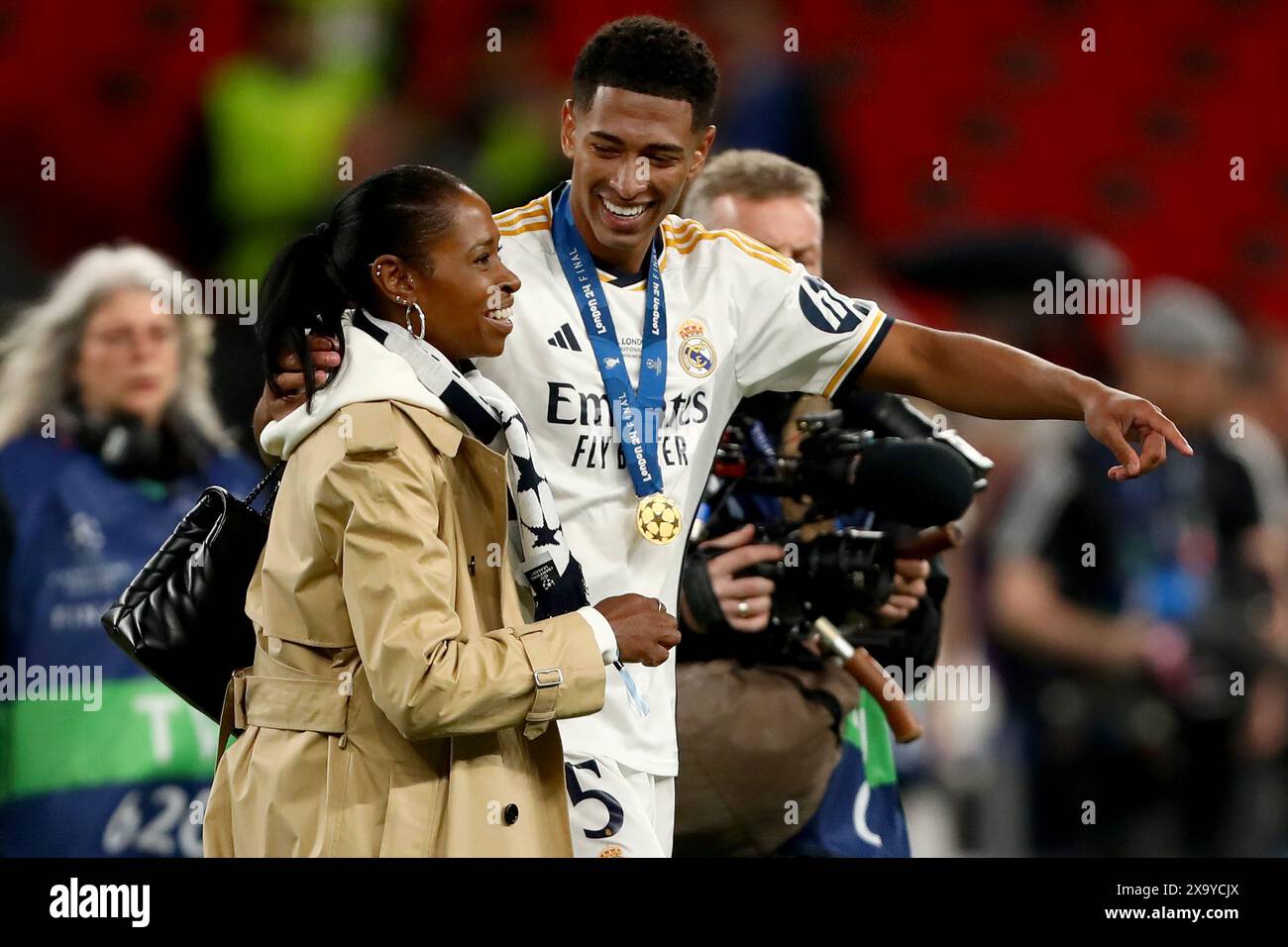 Jude Bellingham of Real Madrid celebrates with his Mum, Denise ...